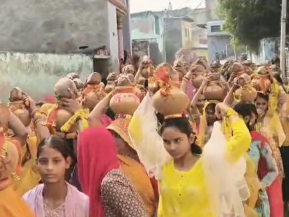 Kalash Yatra started in Bisalpur of Akola | अकोला के बीसलपुर में निकली ...