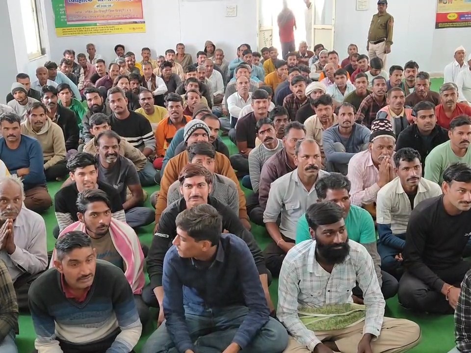 Prisoners sang bhajans in Shivpuri jail. | शिवपुरी जेल में बंदियों ने भजन गाए: देशभक्ति गीतों की ...