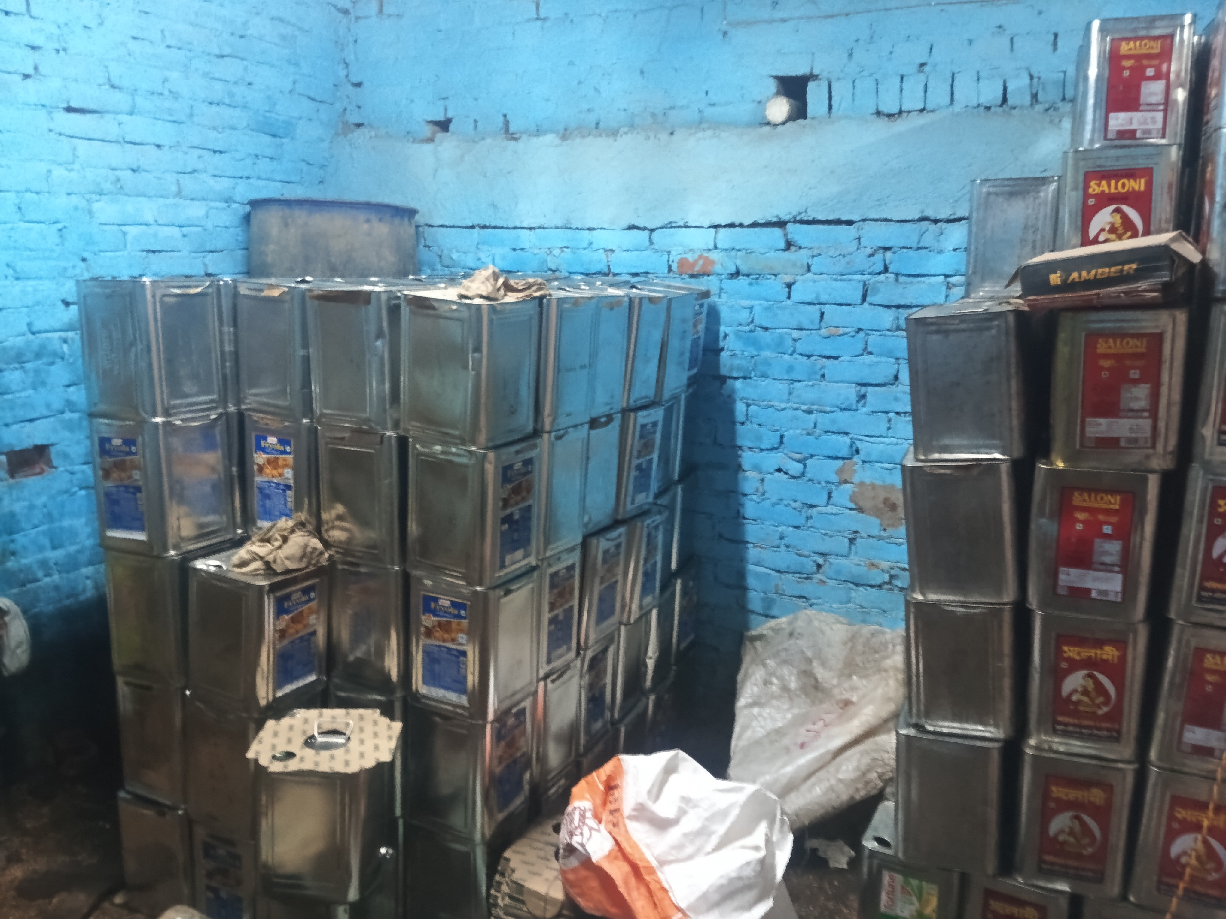 Fake refined oil factory exposed in Varanasi | वाराणसी में नकली रिफाइंड ...