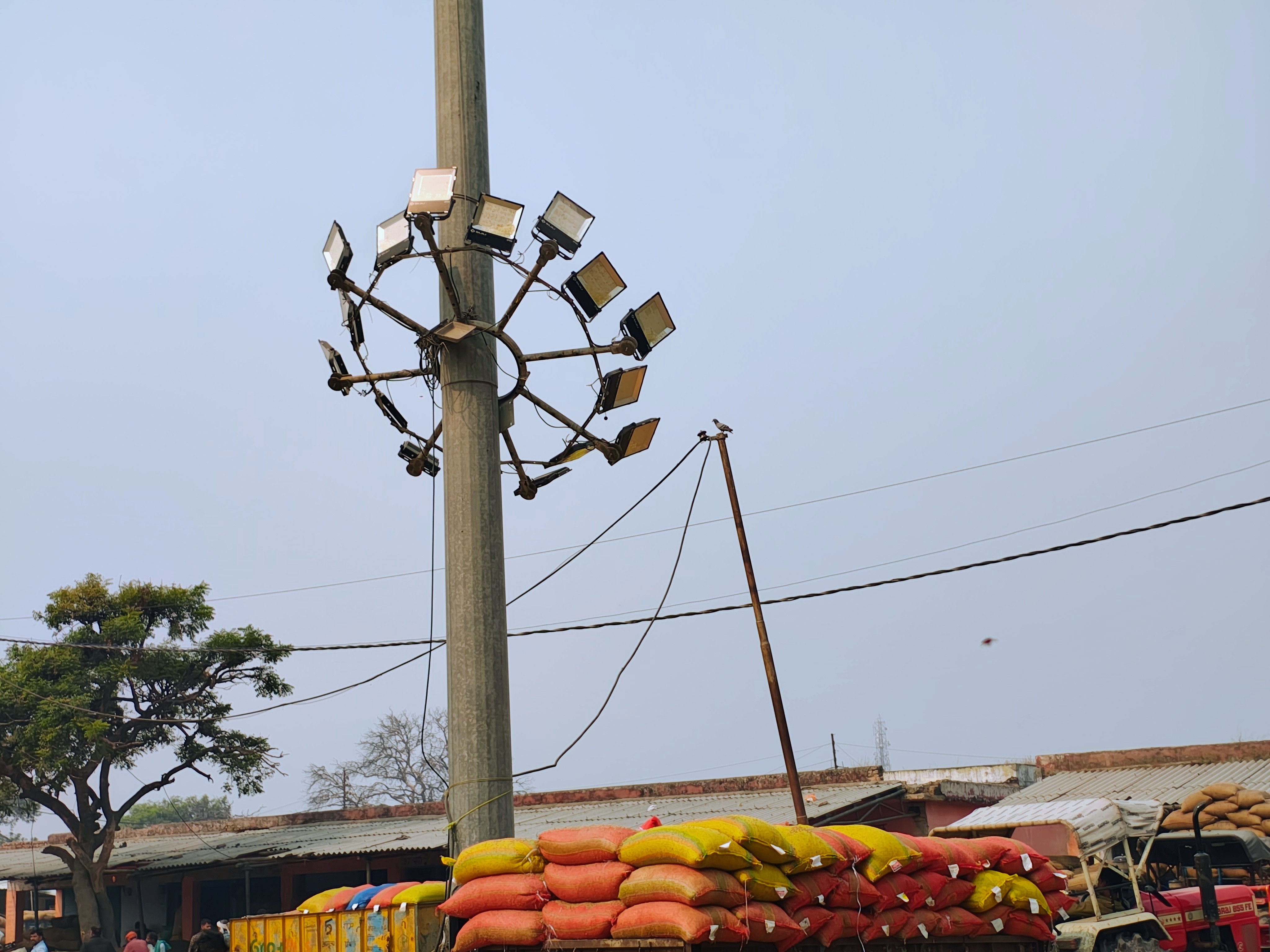 High mast light is out of order in Hathras Mandi Samiti for the last 6 ...