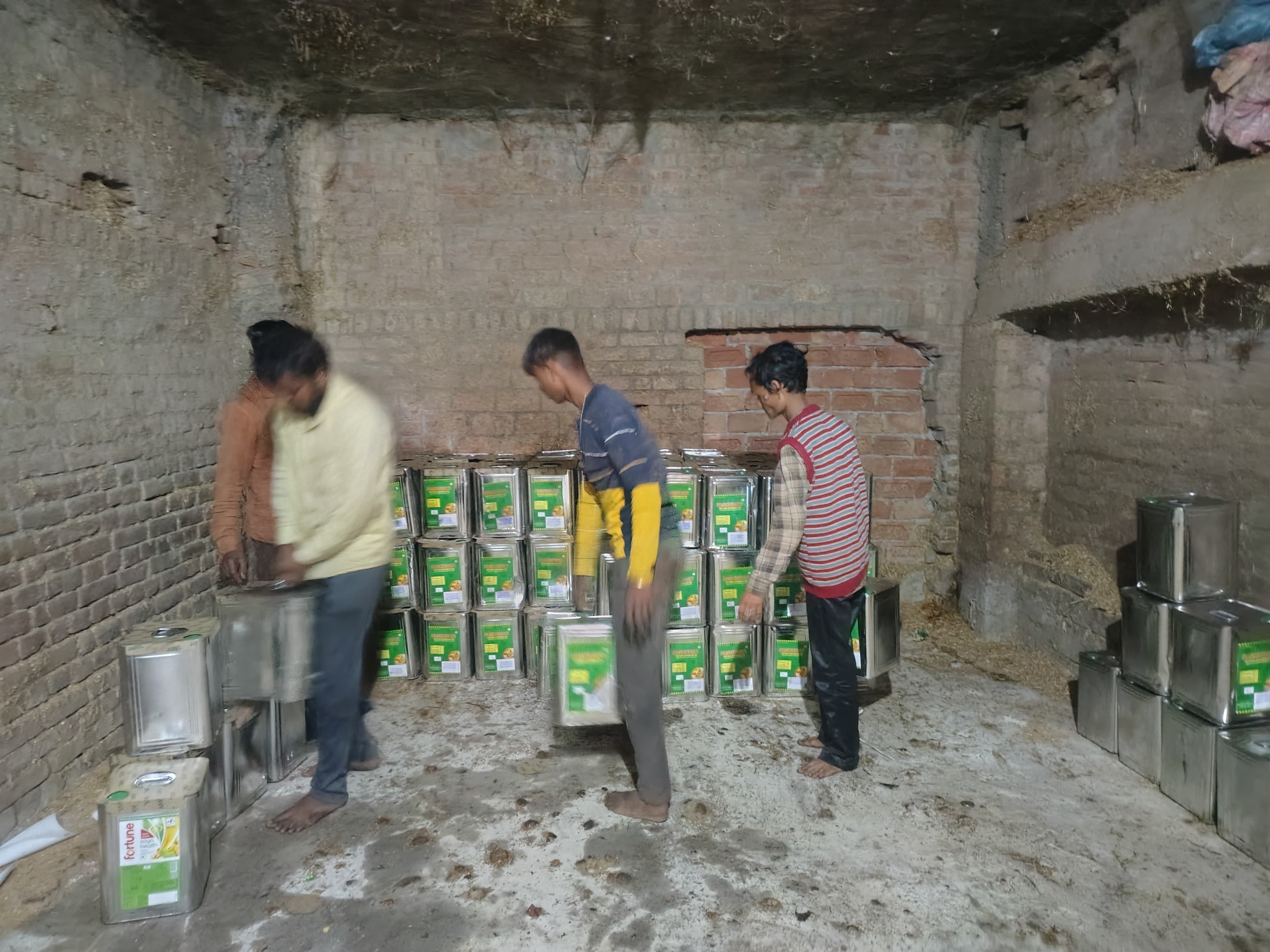 Fake refined oil factory exposed in Varanasi | वाराणसी में नकली रिफाइंड ...