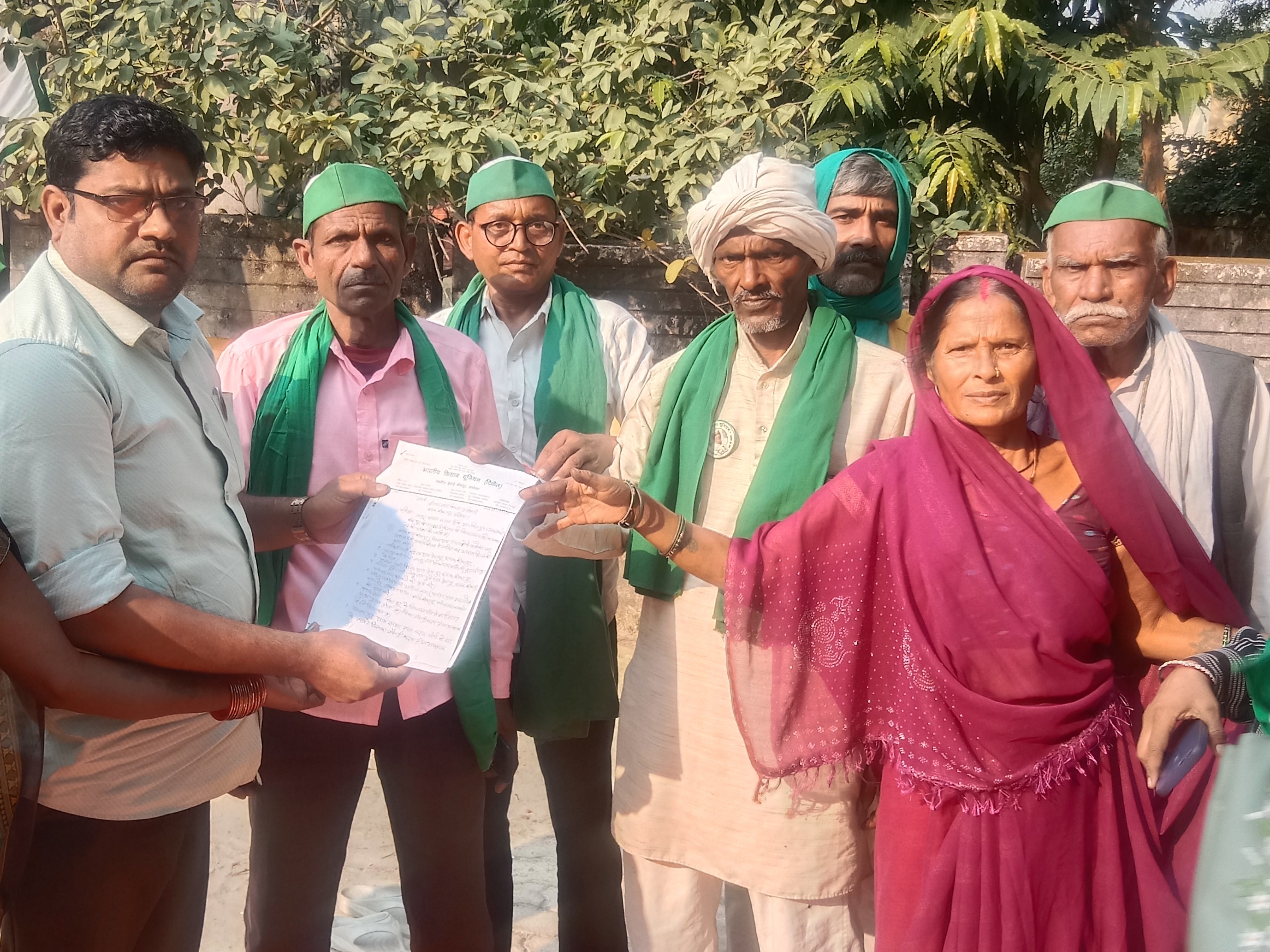Farmers Union held a panchayat in Bikapur block premises.