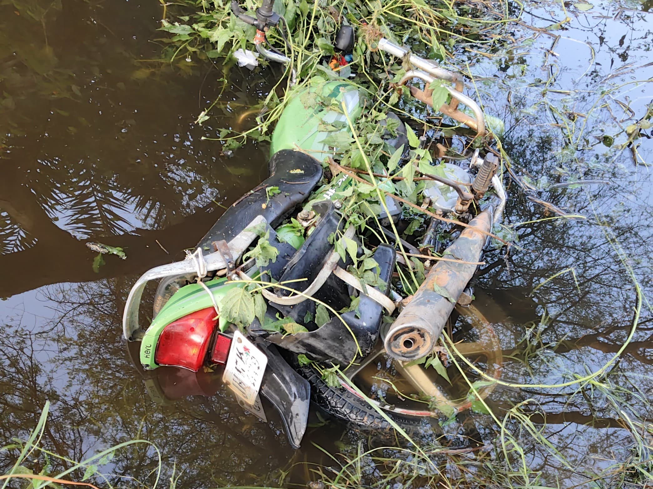 Bike rider falls from Kalia bridge in Banka, dies | बांका में कलिया पुल ...