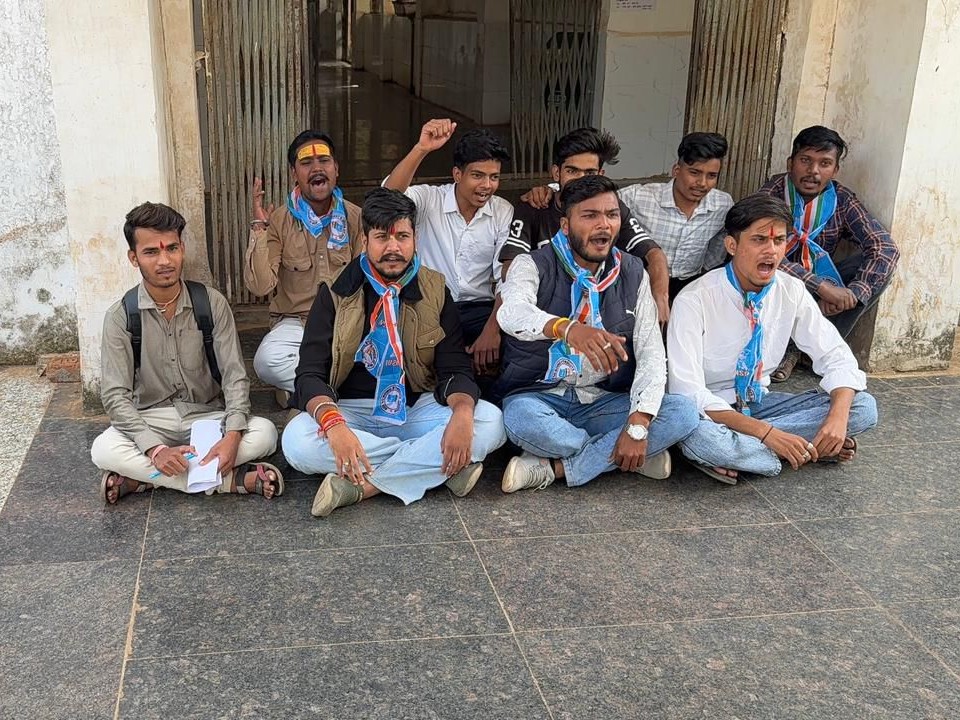 NSUI protests in college | एनएसयूआई का कॉलेज में धरना: प्राचार्य ने 1 ...