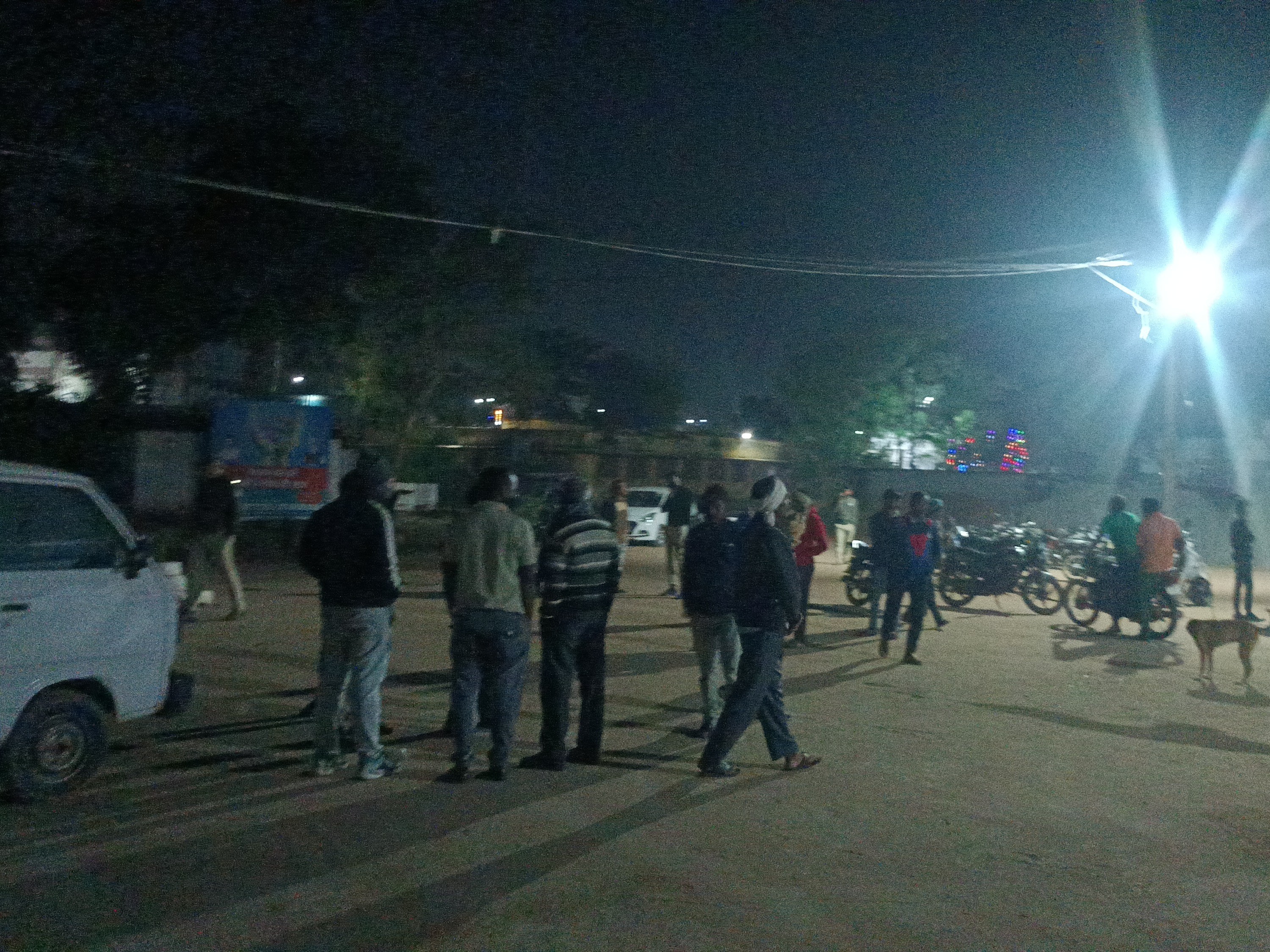 The elderly man died an hour after receiving the injection. | इंजेक्शन लगने के एक घंटे बाद ...