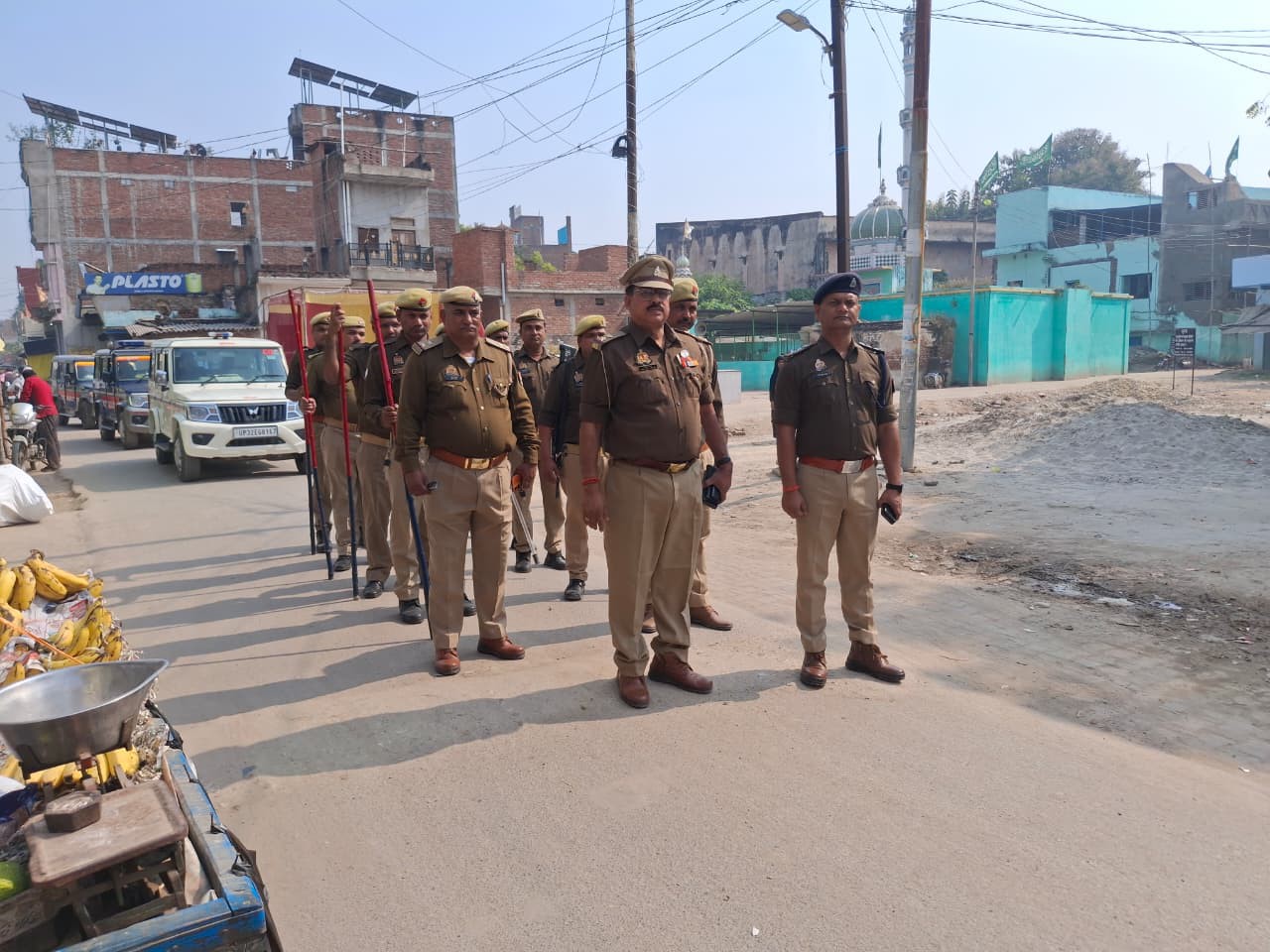 Police flag march in Suryawan | सुरियावां में पुलिस का फ्लैग मार्च ...