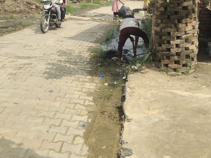 The village head started cleaning the drain in Saidapur Bhau. | सैदापुर ...