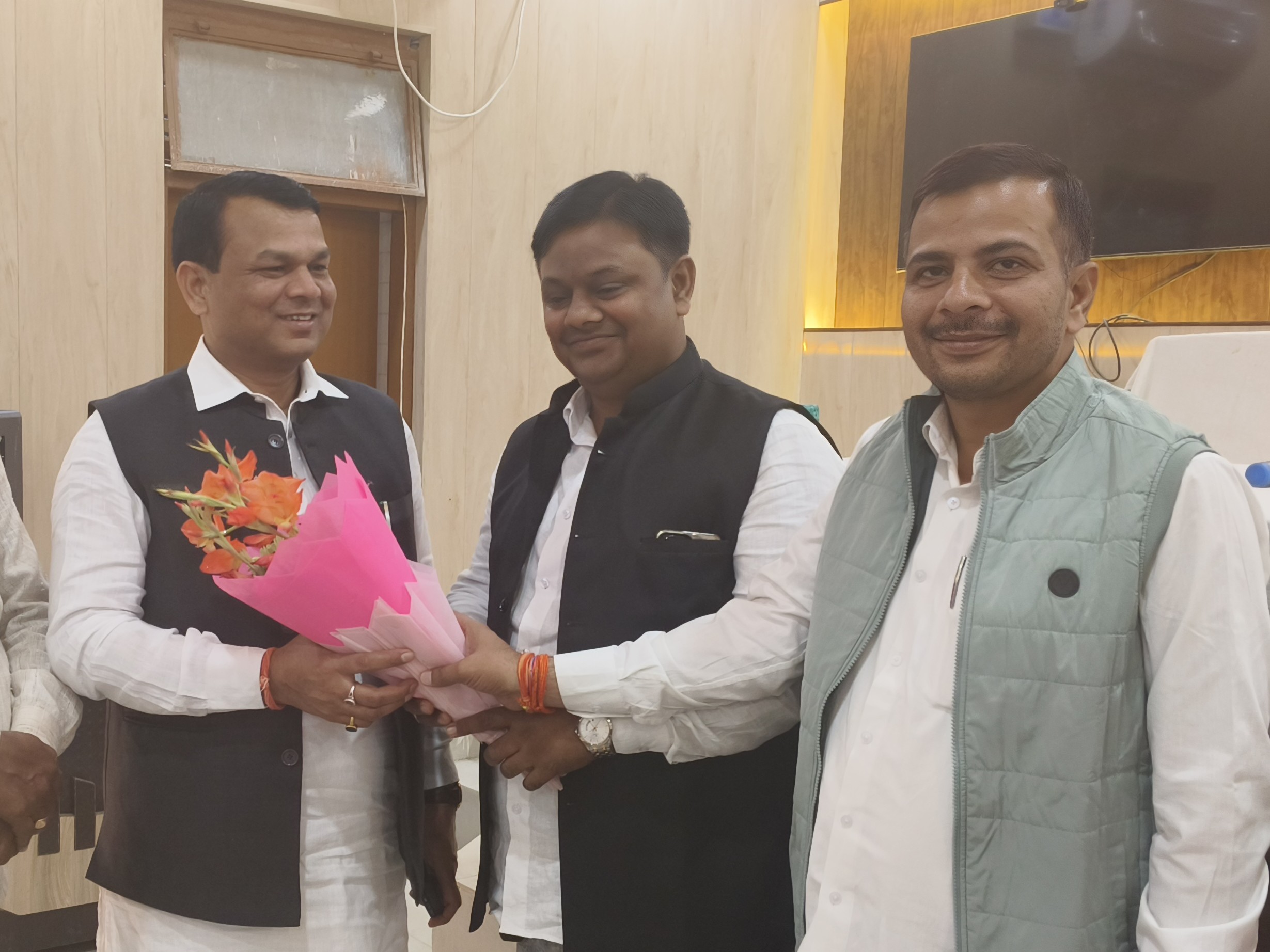 MLA held a meeting with the village heads | विधायक ने प्रधानों के साथ ...