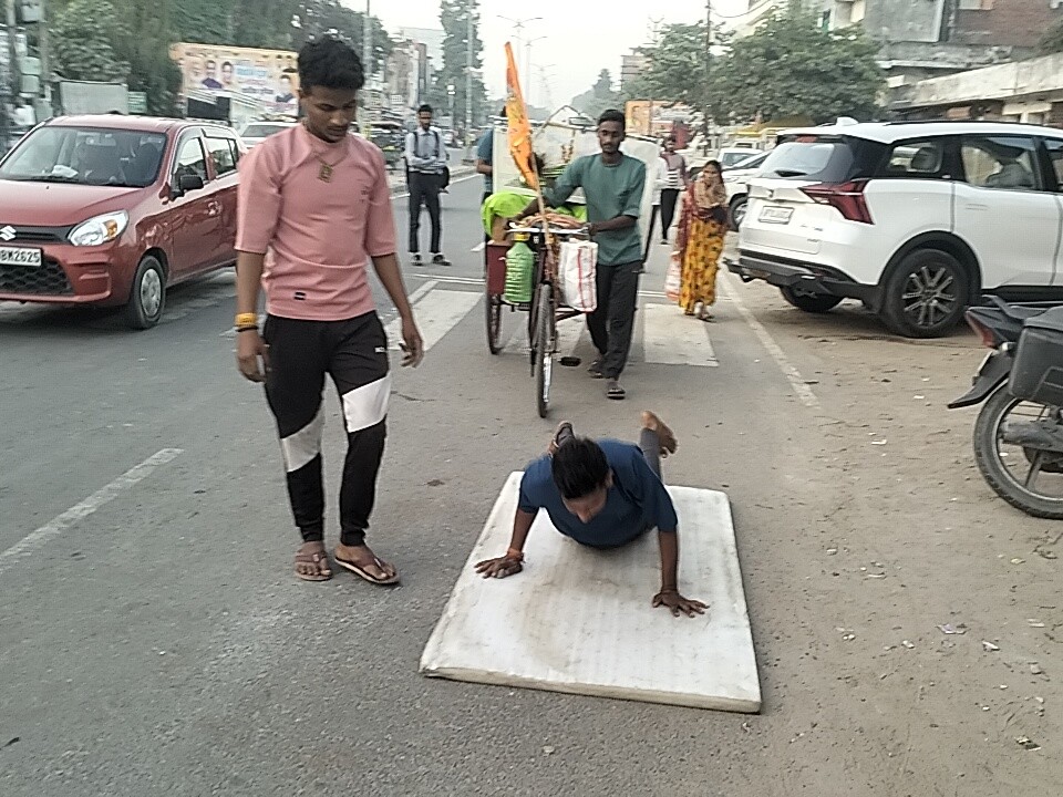 Three devotees from Hardoi left for Bageshwar Dham after prostrating ...