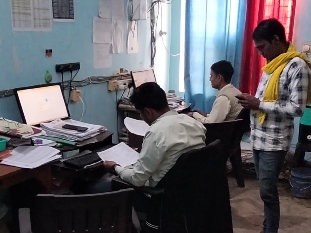 Work on making ration cards stalled in Sakaldiha | सकलडीहा में राशन ...