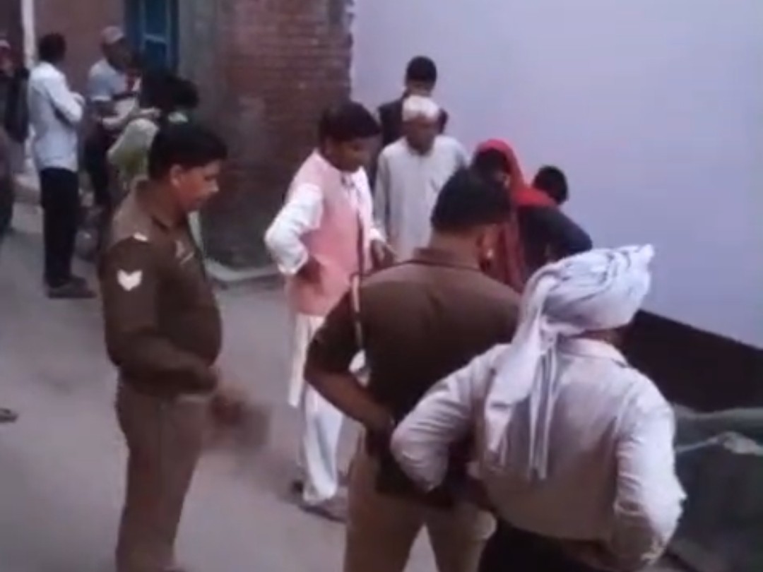 Fight between two parties over drain construction in Baghpat, VIDEO ...