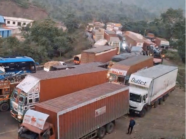 Massive 15-hour gridlock at MP-Maharashtra border: 3-km-long traffic ...