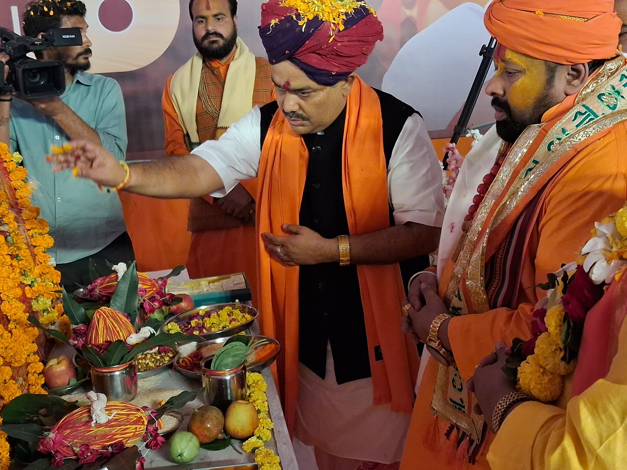Devotees gave a grand welcome, villagers participated in the Aarti ...