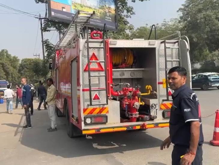 Gas line leak near Skymark building in Noida Fire brigade, police and ...