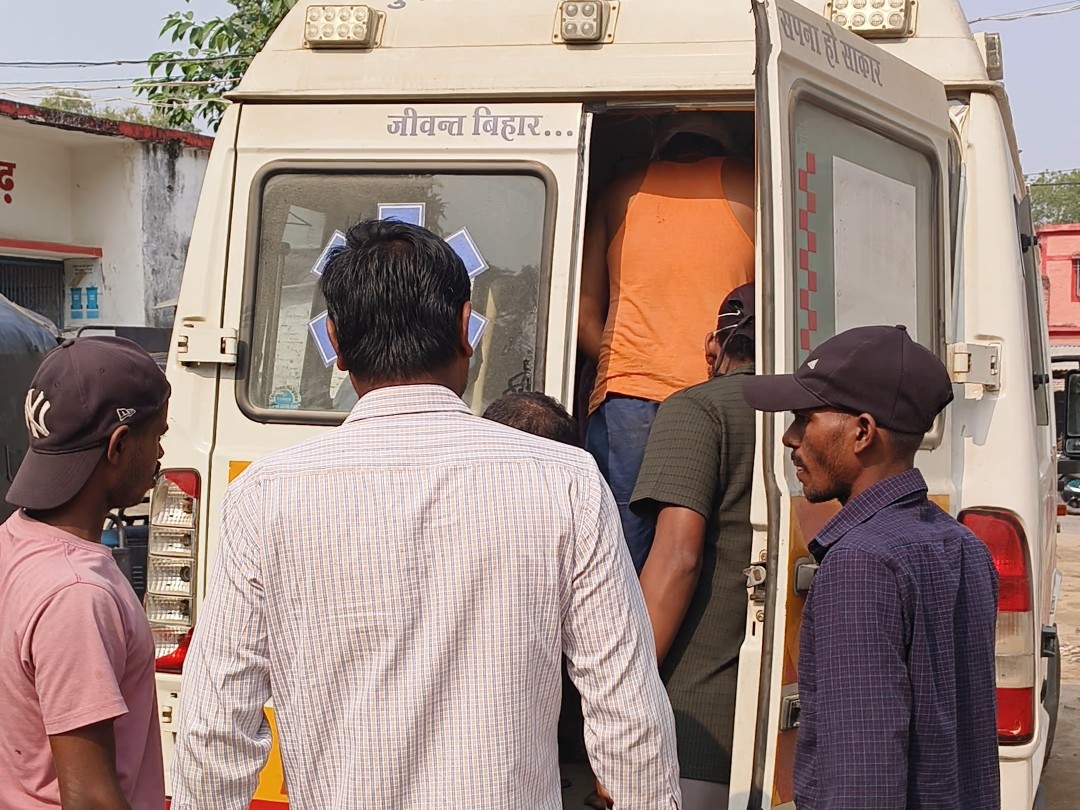 A speeding four-wheeler hit a bike rider, two youths injured. | जलालगढ़ ओवरब्रिज पर हादसा: तेज ...