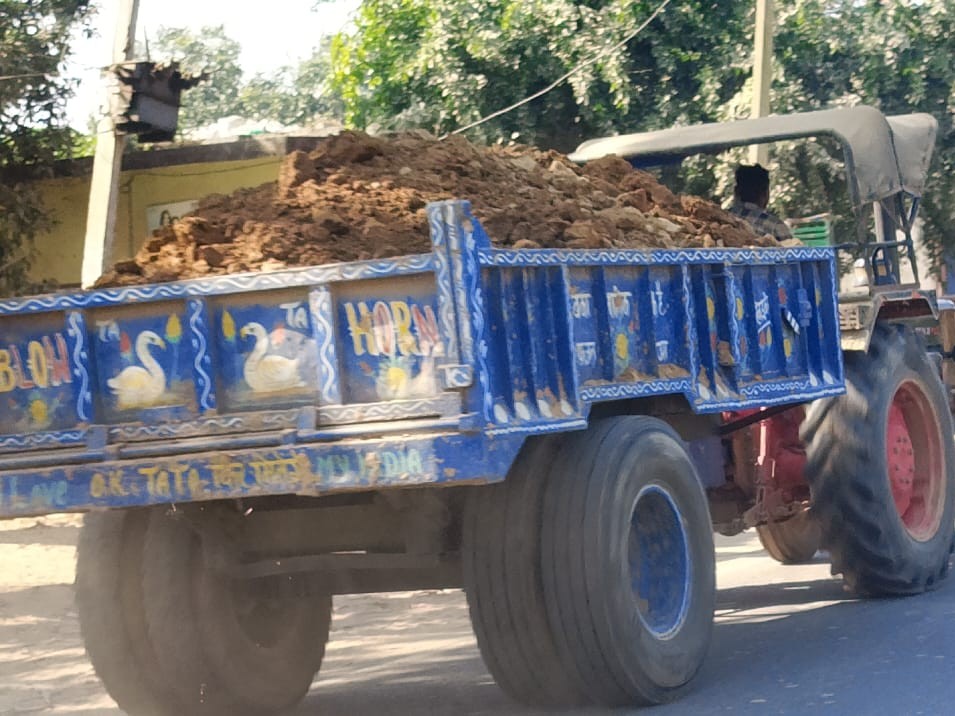 Mining in Bijnor using tractor-trolleys without number plates