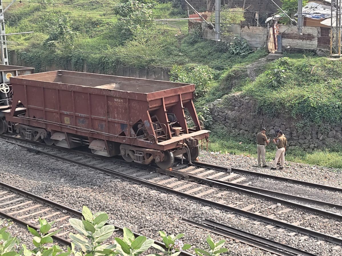 Goods train wheel derails at Pirpainti Junction | पीरपैंती जंक्शन पर ...