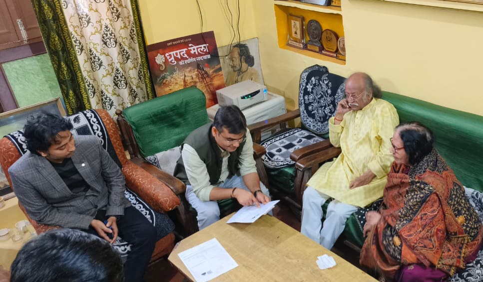 DM visits home of voter aged over 100 in Varanasi; Explains about form ...