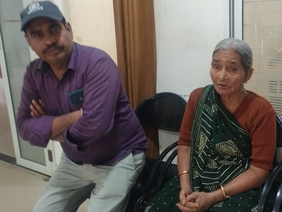 A two and a half tola chain was snatched from a woman in Barwani.