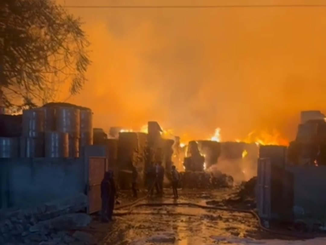Massive fire engulfs Bhagwati paper mill in Kaladera - Rajasthan News ...