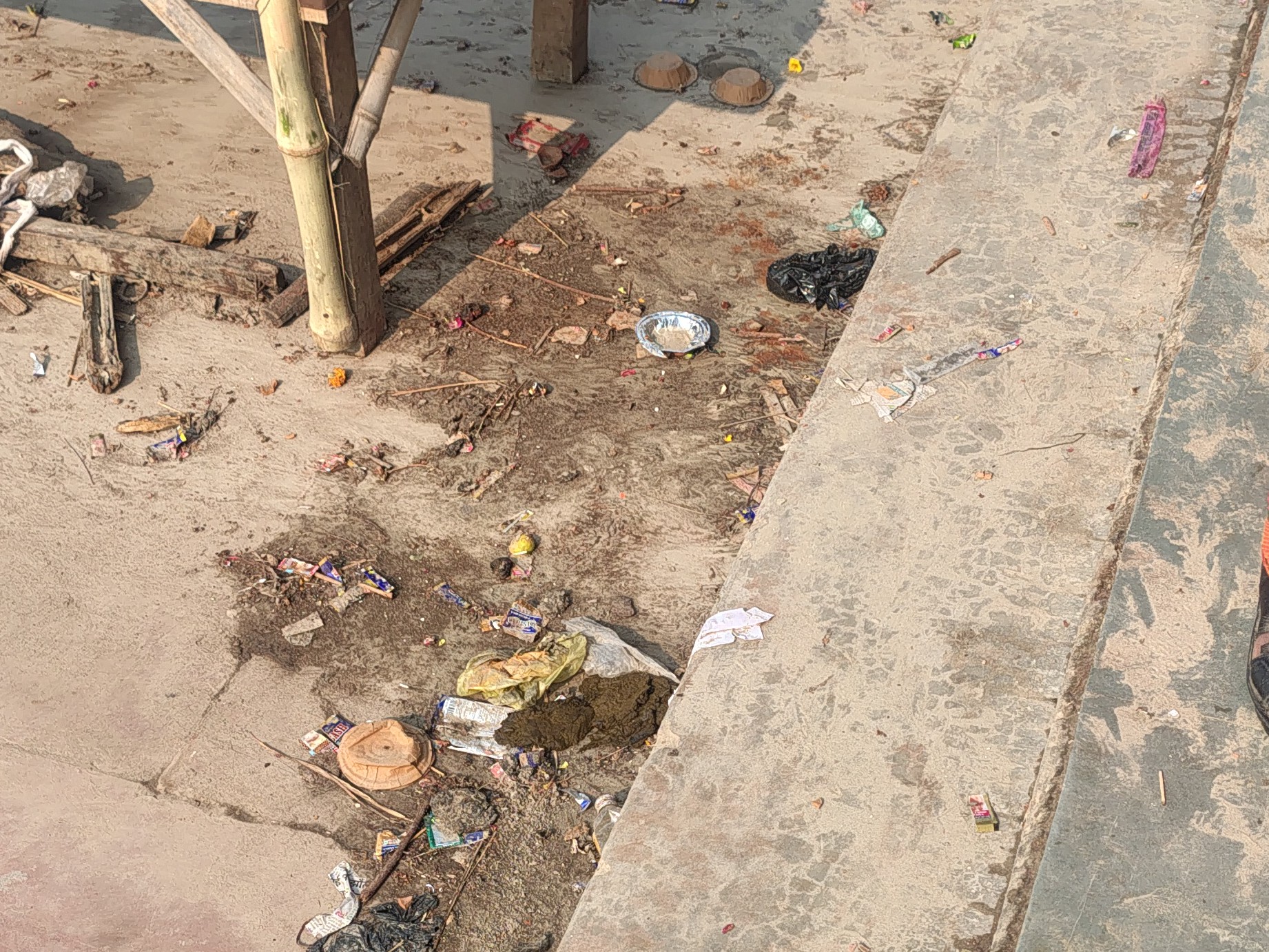 The priests are troubled by the filth in Shringaverpur Dham.