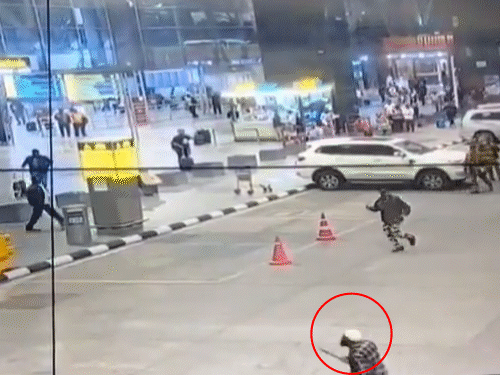 Youth runs with knife at Bengaluru airport | Bhaskar English