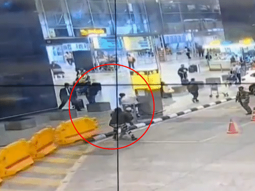 Youth runs with knife at Bengaluru airport | Bhaskar English