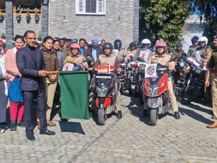 Pithoragarh DM and SP spread the message of de-addiction by riding a bike. | पिथौरागढ़ डीएम एसपी ...