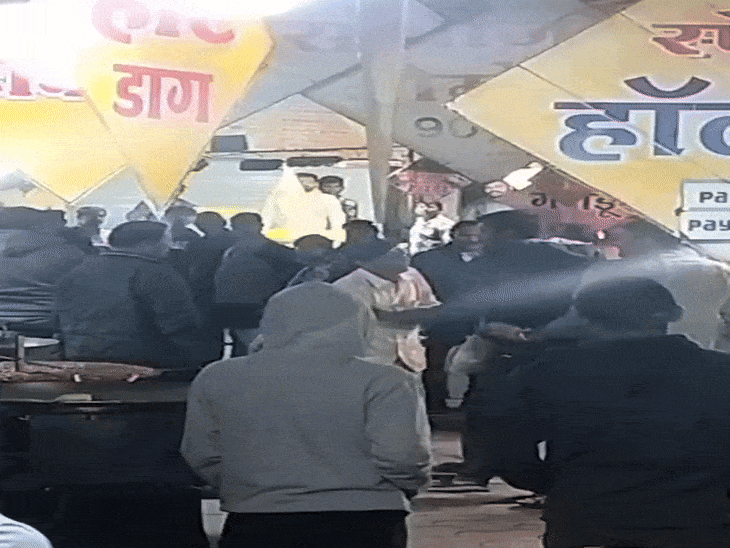 Indore’s Sarafa Chowpati sees clash between 2 traders Heated argument ...