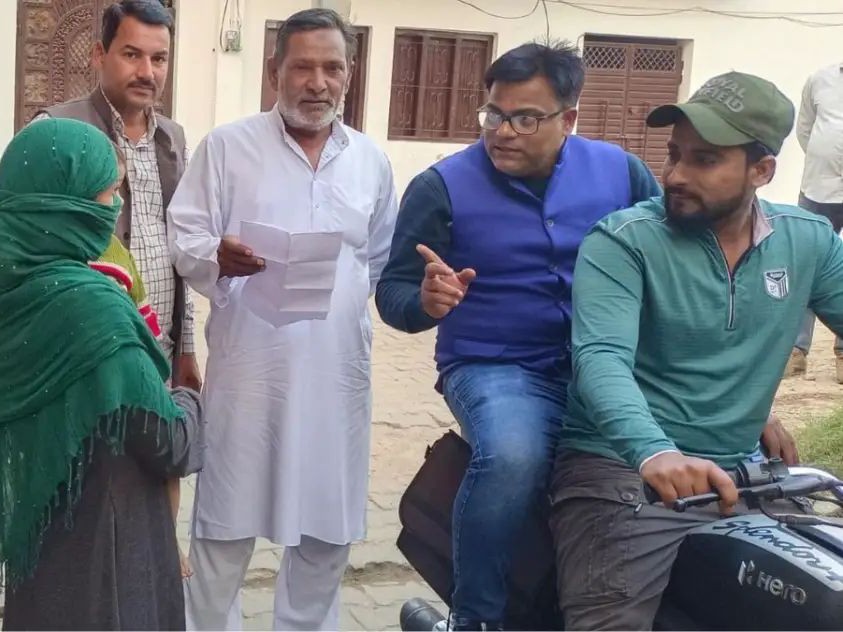 SDM went from house to house on bike and inspected | एसडीएम ने बाइक से ...