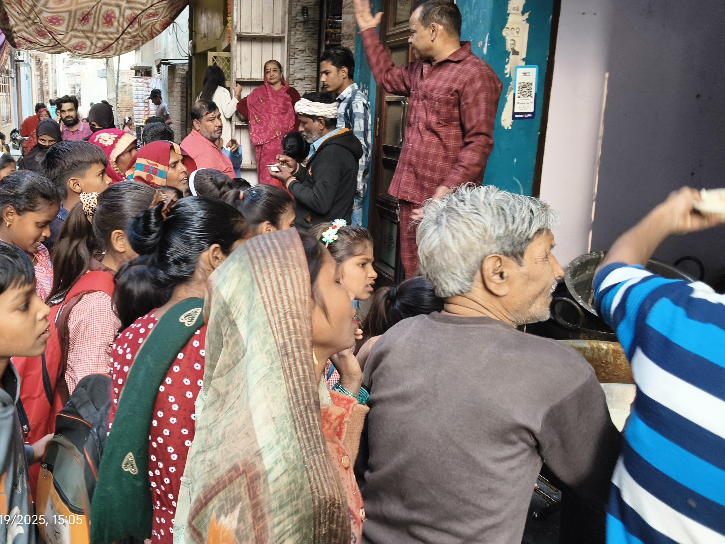 A huge feast was organised in Wazirganj. | वजीरगंज में विशाल भंडारे का ...
