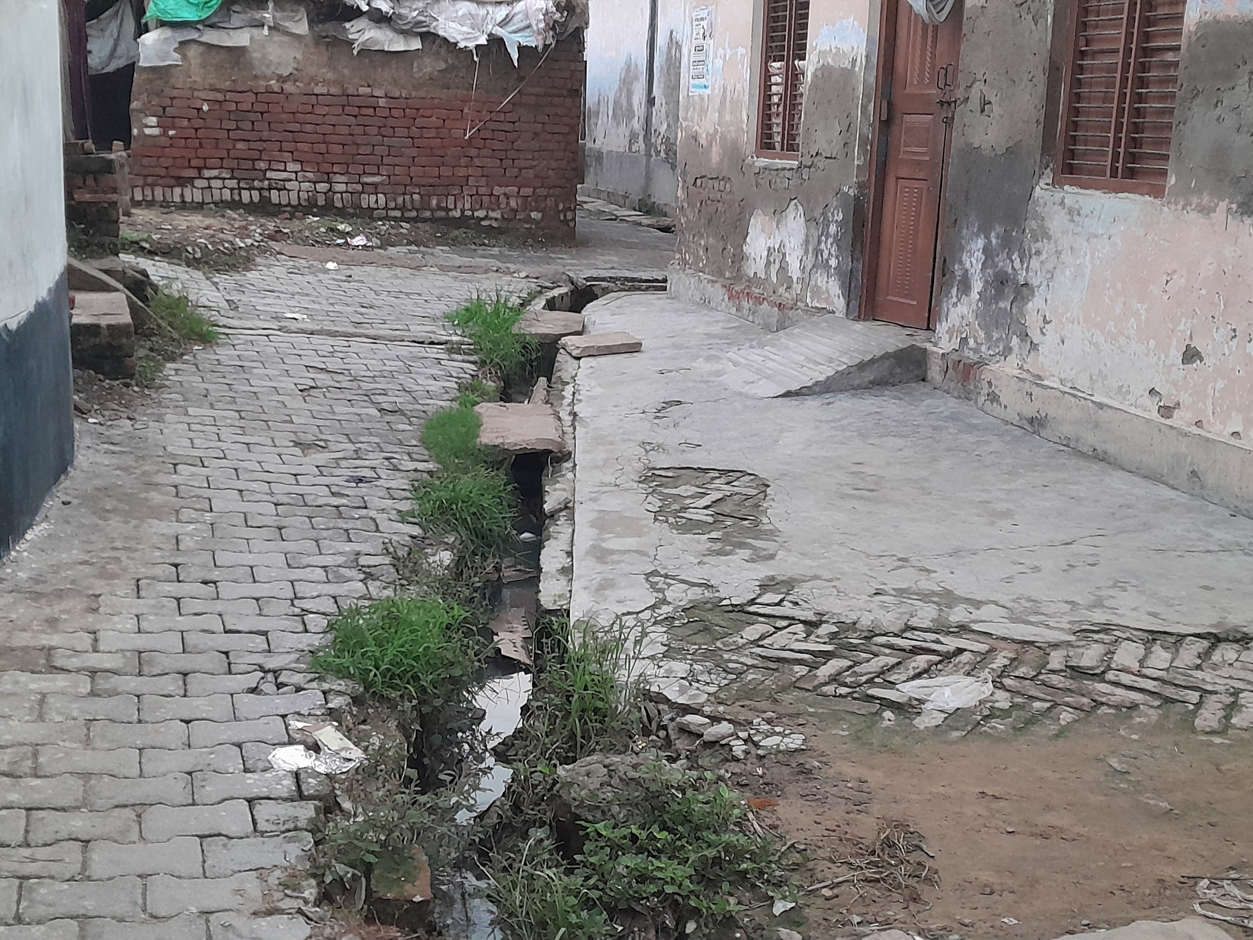 Open drain poses threat in Nagra's Ward 8 | नगरा के वार्ड 8 में खुली ...