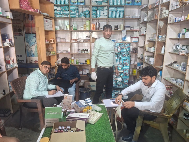 Bhiwani CM Flying Squad raids Village Bamla medical store operating ...