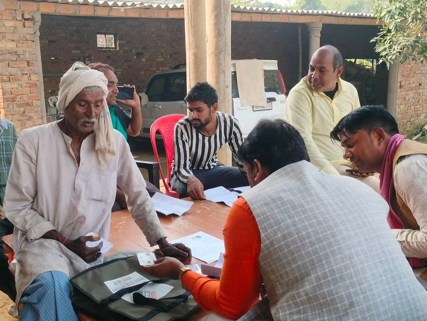 District Panchayat member got SIR forms filled | जिला पंचायत सदस्य ने ...