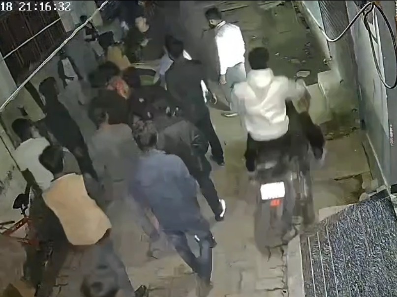 CCTV footage of a fight in Madiyanv goes viral, youths clash | मड़ियांव ...