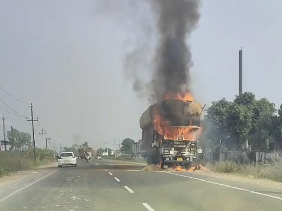 A truck loaded with husk caught fire in Bijnor