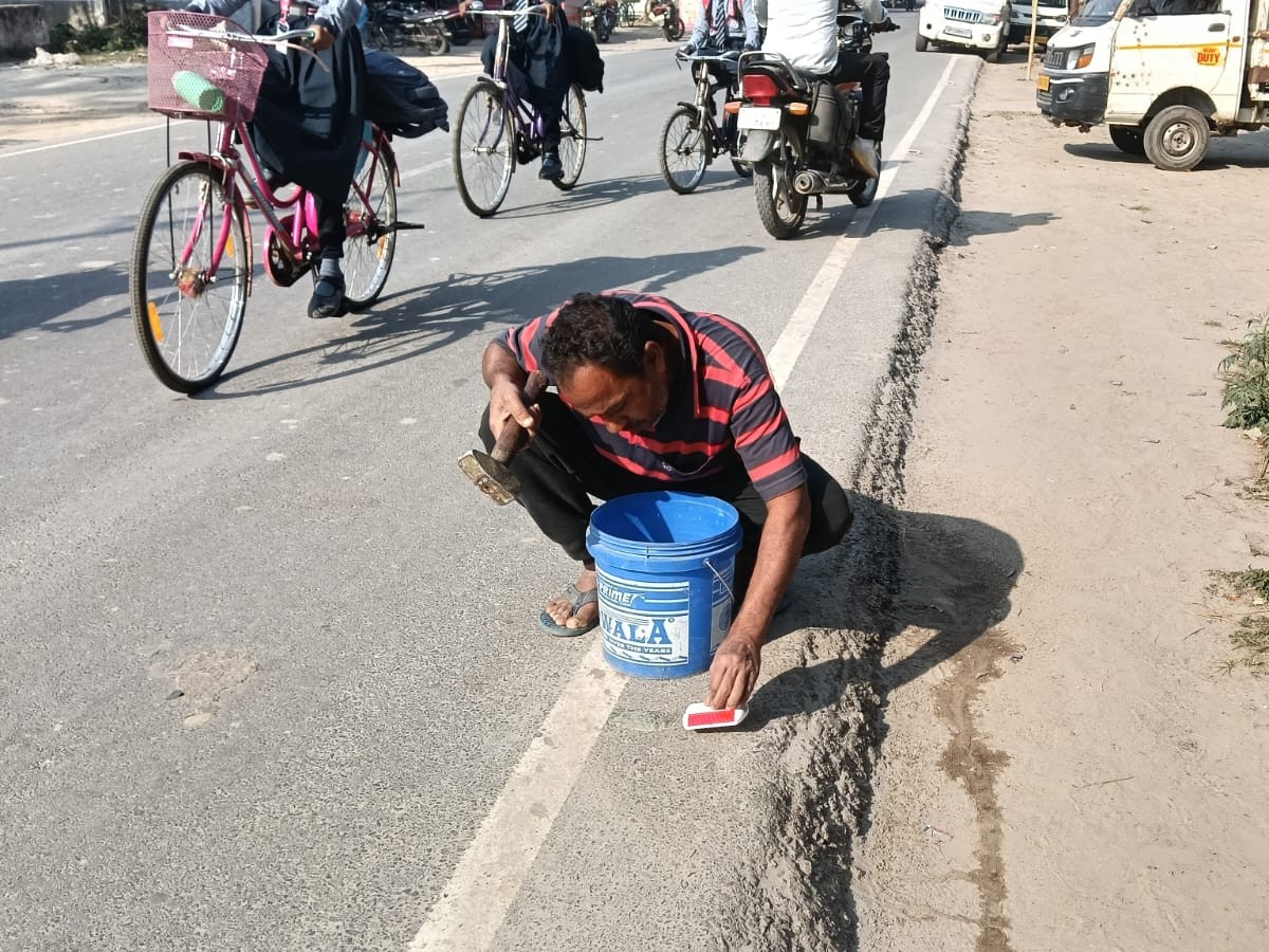 Radium plates for road safety in Tikaitnagar | टिकैतनगर में सड़क ...