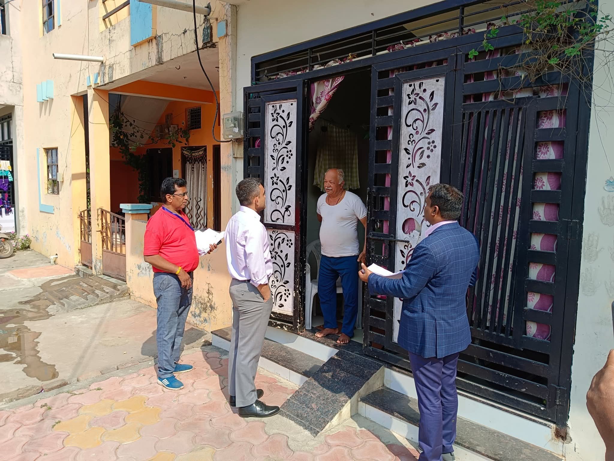 Dhar Collector Priyank Mishra inspected SIR works
