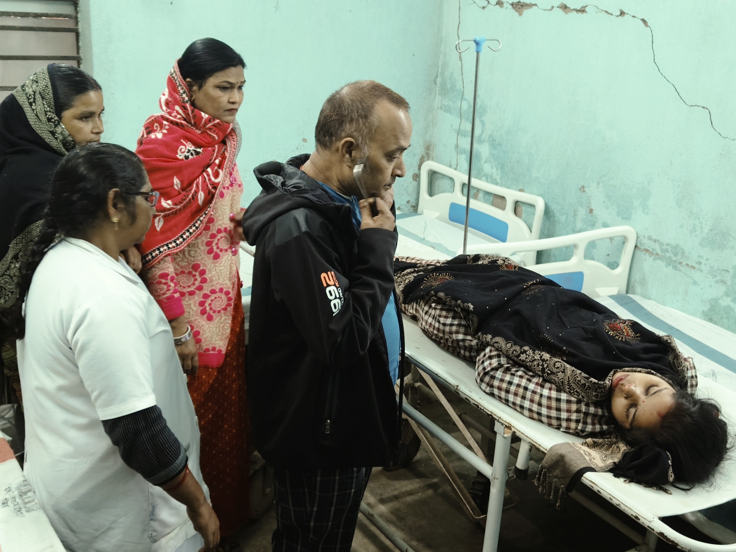 Pickup hit the bike on Katorwa Bridge | कटोरवा ब्रीज पर पिकअप ने बाइक को टक्कर मारी: गर्भवती ...