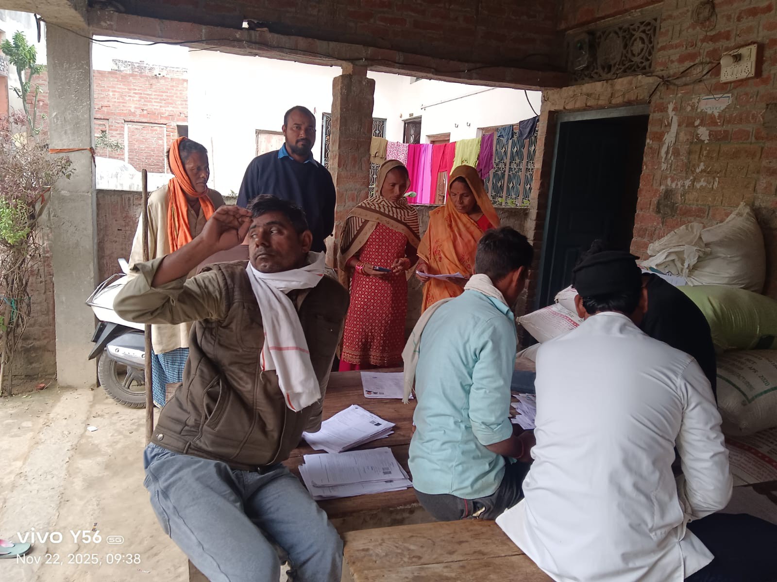 BLO filling SIR forms in Sirauli Gauspur | सिरौली गौसपुर में बीएलओ भर ...
