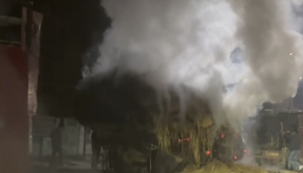 A tractor trolley loaded with paddy straw caught fire. | धान के भूसे से ...