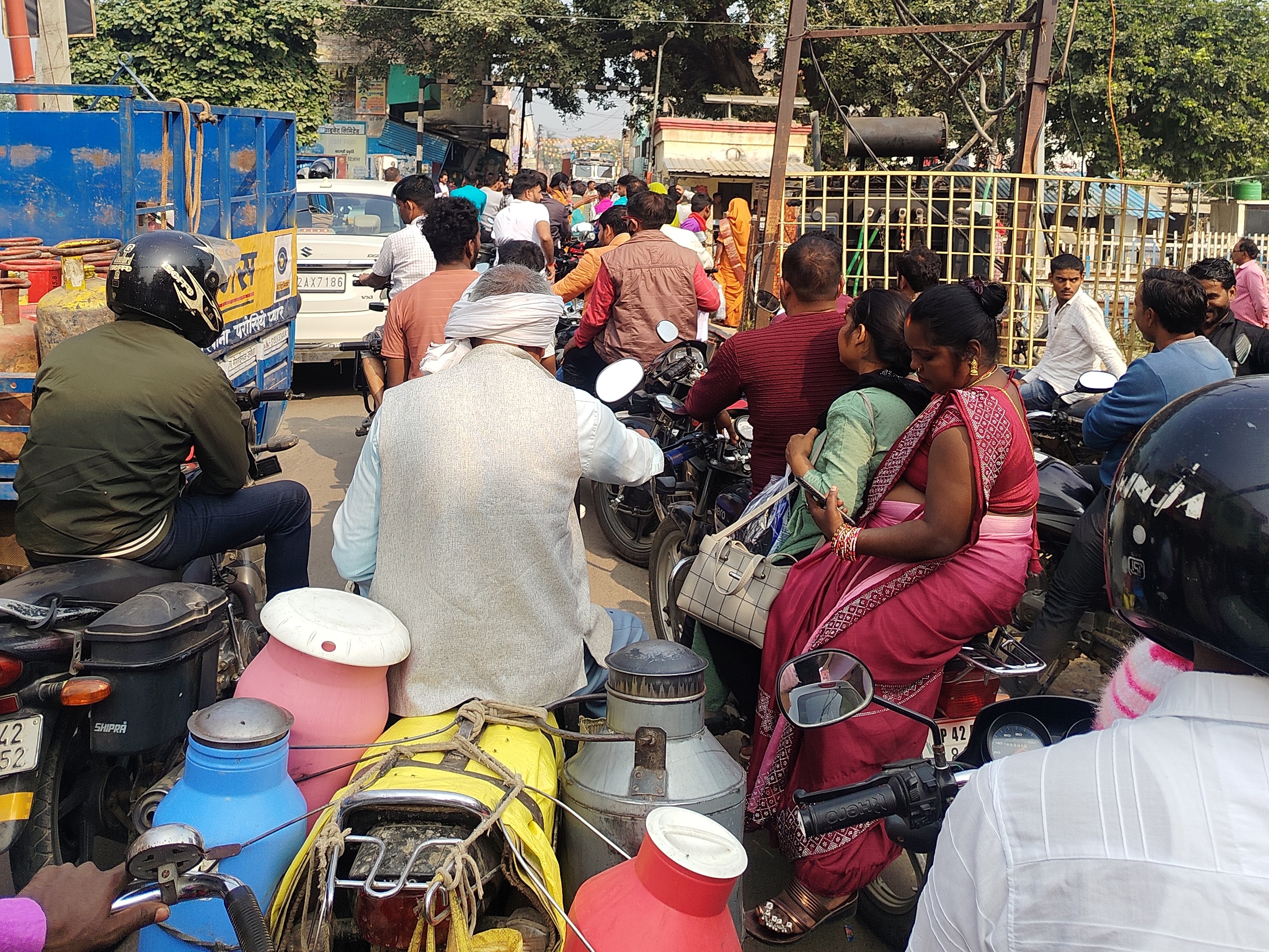 Heavy crowd and traffic jam in Gosaiganj market