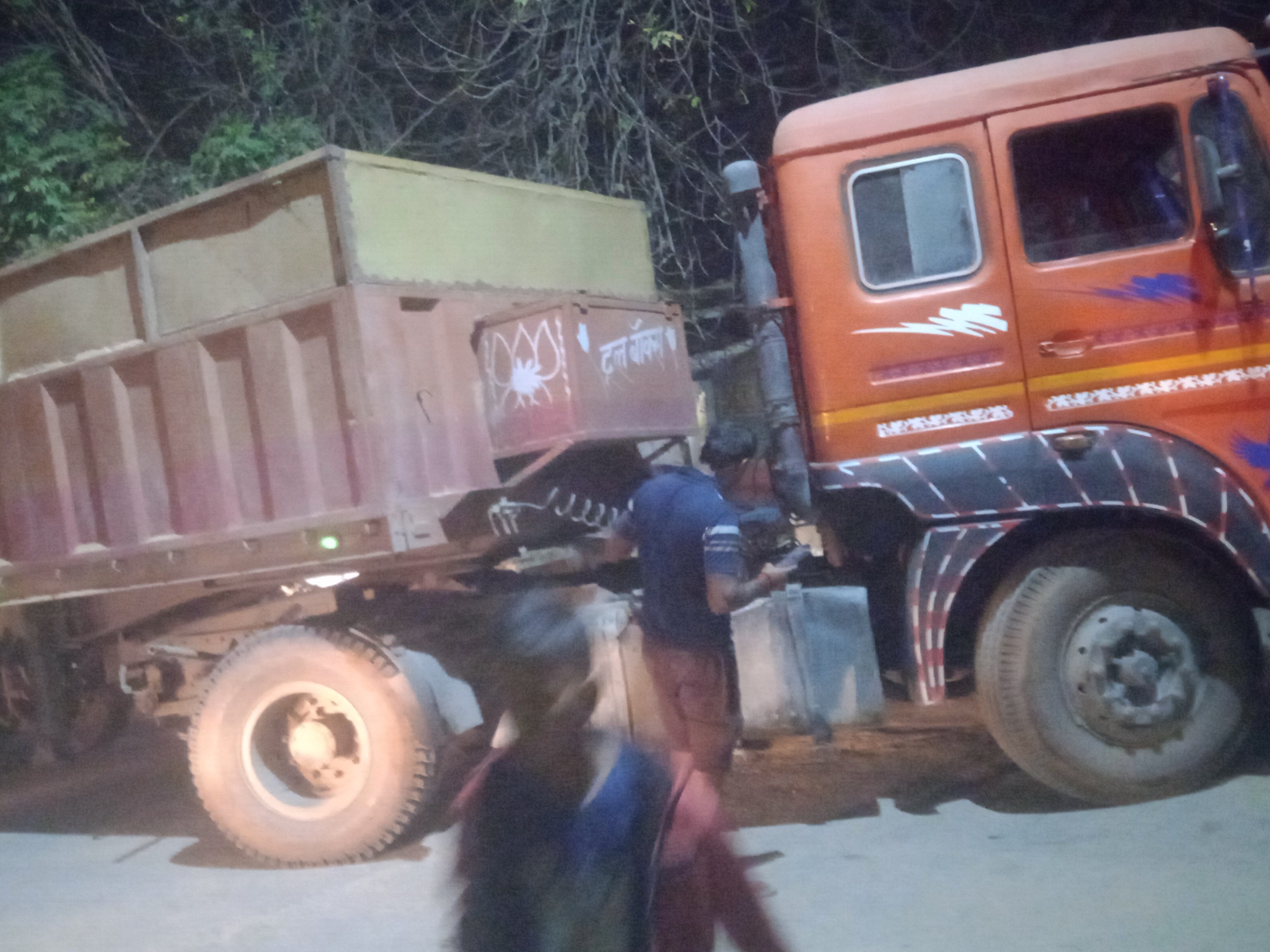 Trailer breaks down at Rakhat intersection in Gagaha | गगहा के रकहट ...
