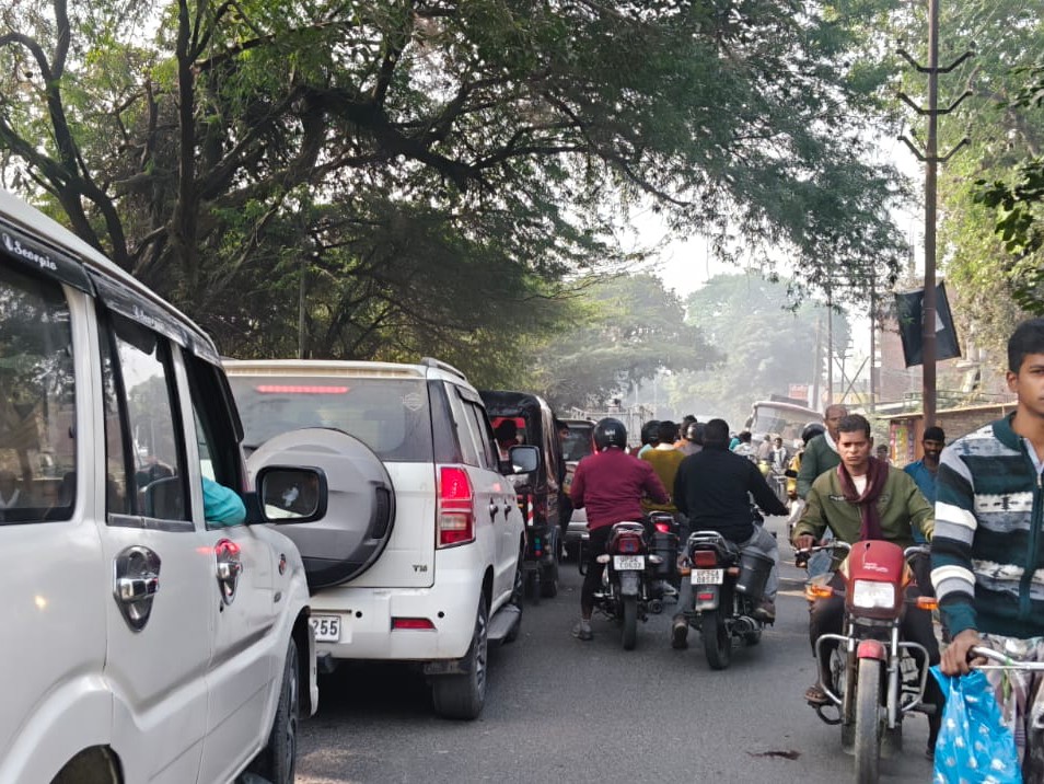 Heavy traffic jam at Muhammadabad Gohna Chungi intersection ...