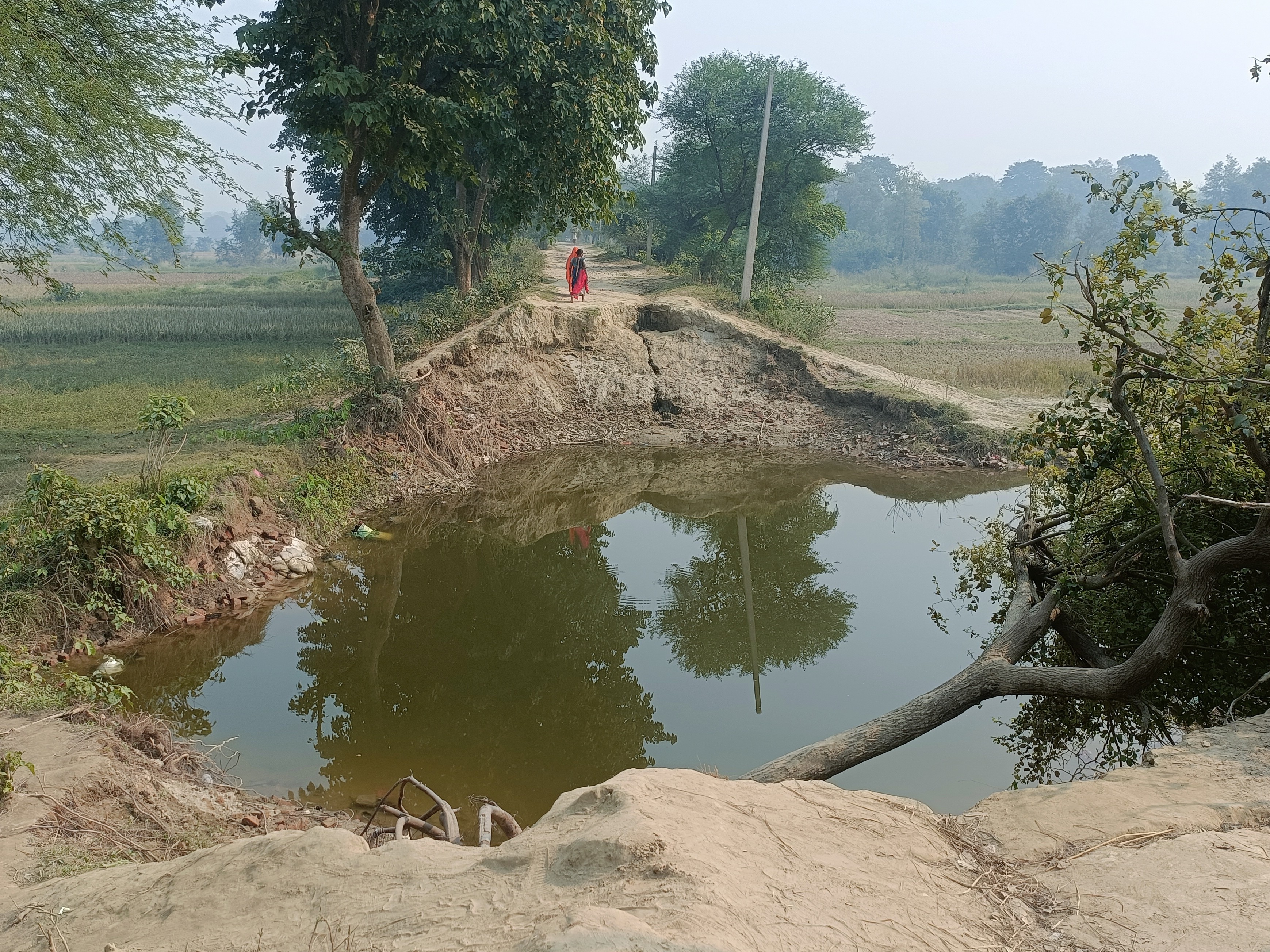 The ring dam on the Mesaudha-Ratanpur road broke due to floods. | बाढ़ ...