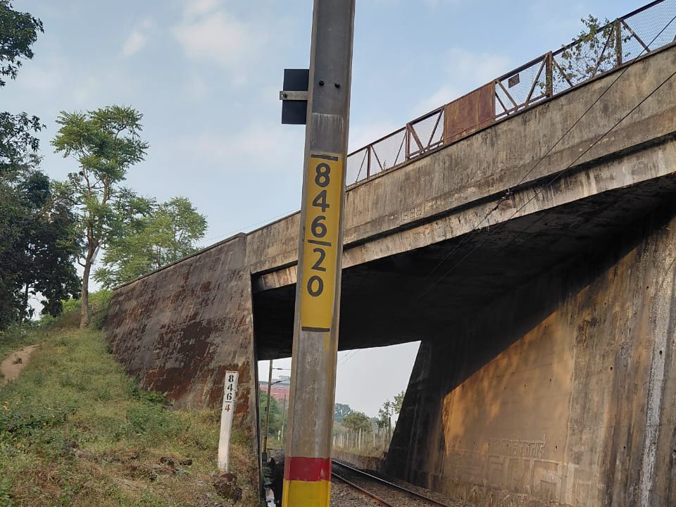 Mutilated body of a youth found on Sona Ghati railway track | सोना घाटी ...