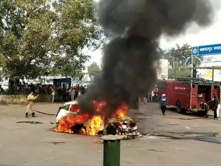 CNG tempo catches fire near Tatanagar station
