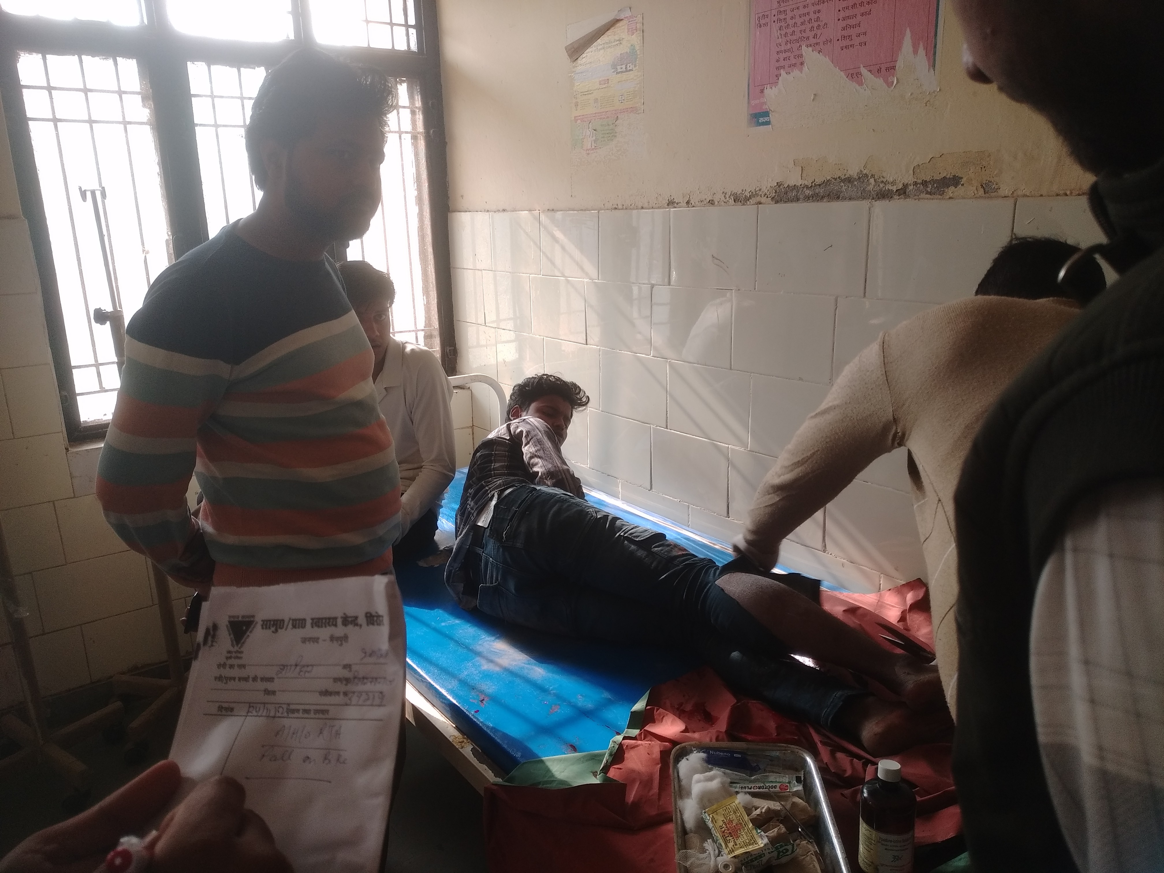 Two bikes collided in Mainpuri. | मैनपुरी में दो बाईकों की आपस में भिड़ंत: तीन युवक गंभीर रूप से ...