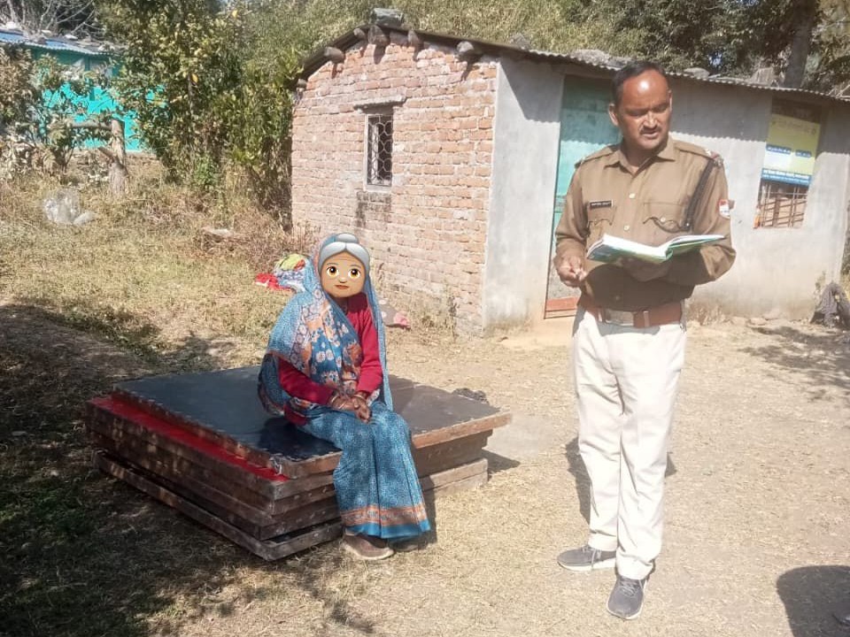 Danya Police Visits Elderly People Living Alone | दन्या पुलिस ने अकेले ...