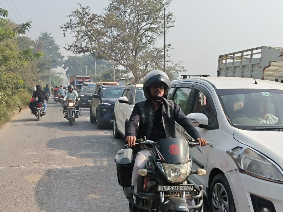 Heavy traffic jam at Muhammadabad Gohna Chungi intersection ...